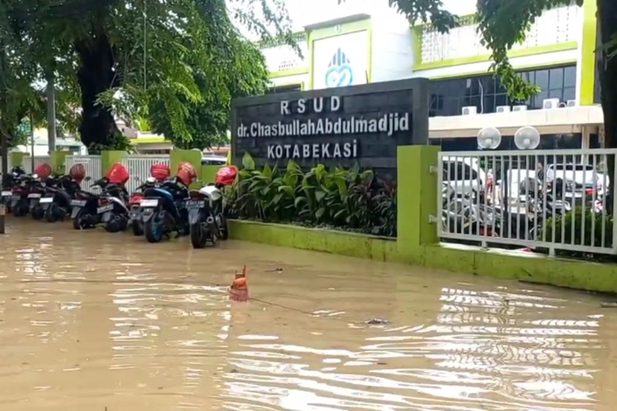 Malangnya Hendri, Istrinya Dirawat di ICU dan Motornya Terendam Banjir di RSUD Kota Bekasi