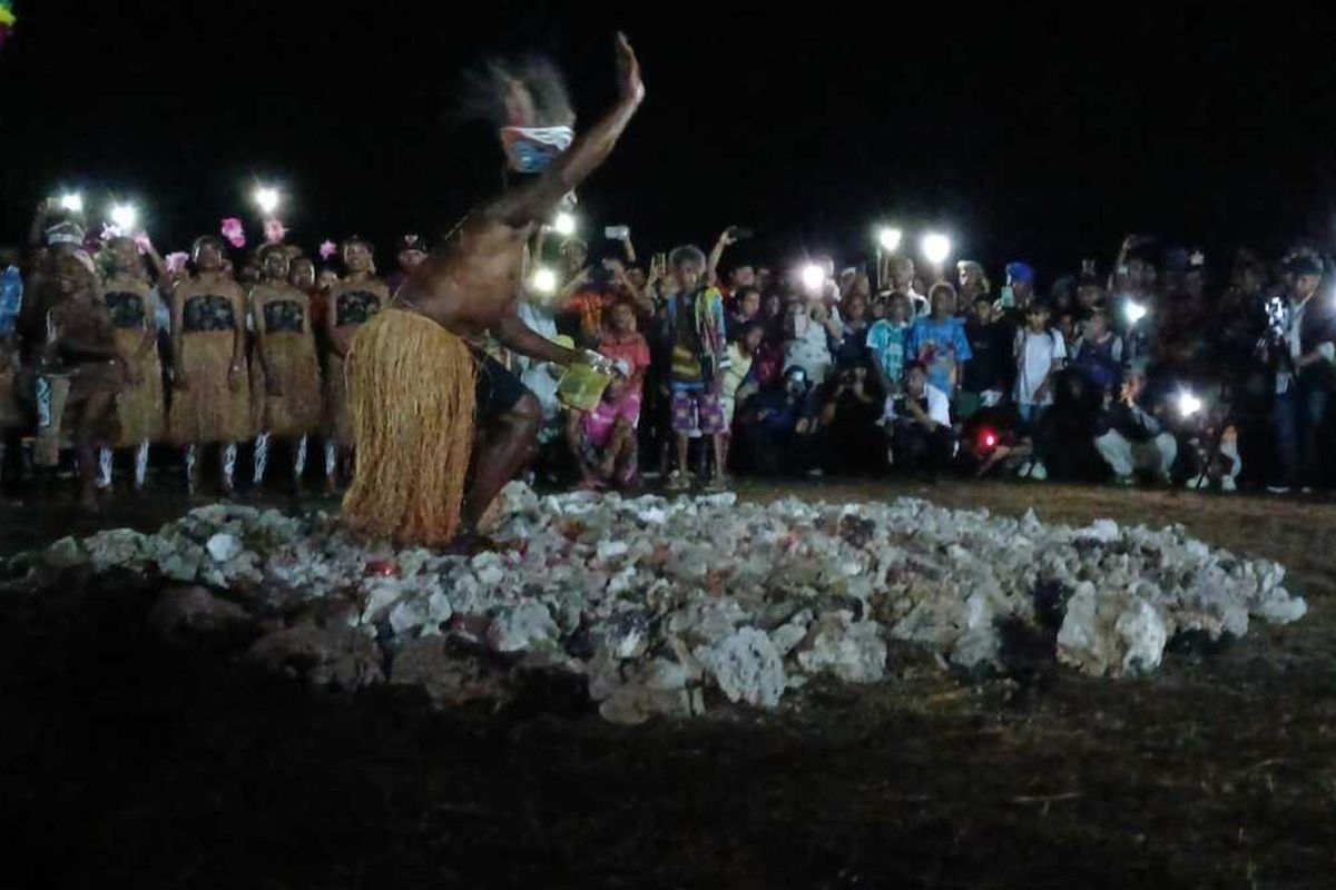Makna Tradisi Apen Beyeren, Jalan di Atas Batu Panas Tanpa Alas Kaki ...