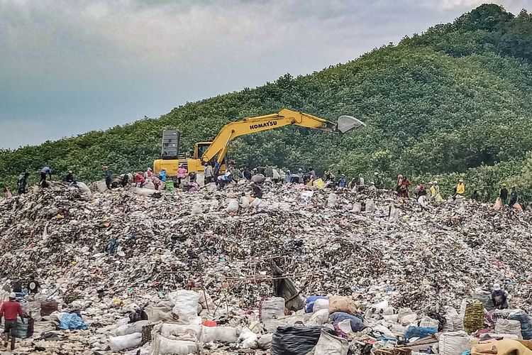 Kisah Ipin, 15 Tahun Nafkahi Anak-Istri dari Gunungan Sampah TPA Sarimukti