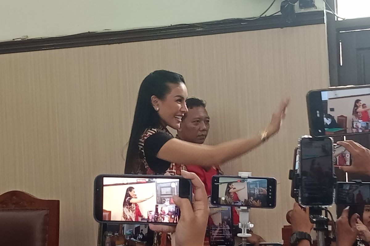 Aksi Nikita Mirzani Ledek Jaksa, Joget Caesar di Ruang Sidang