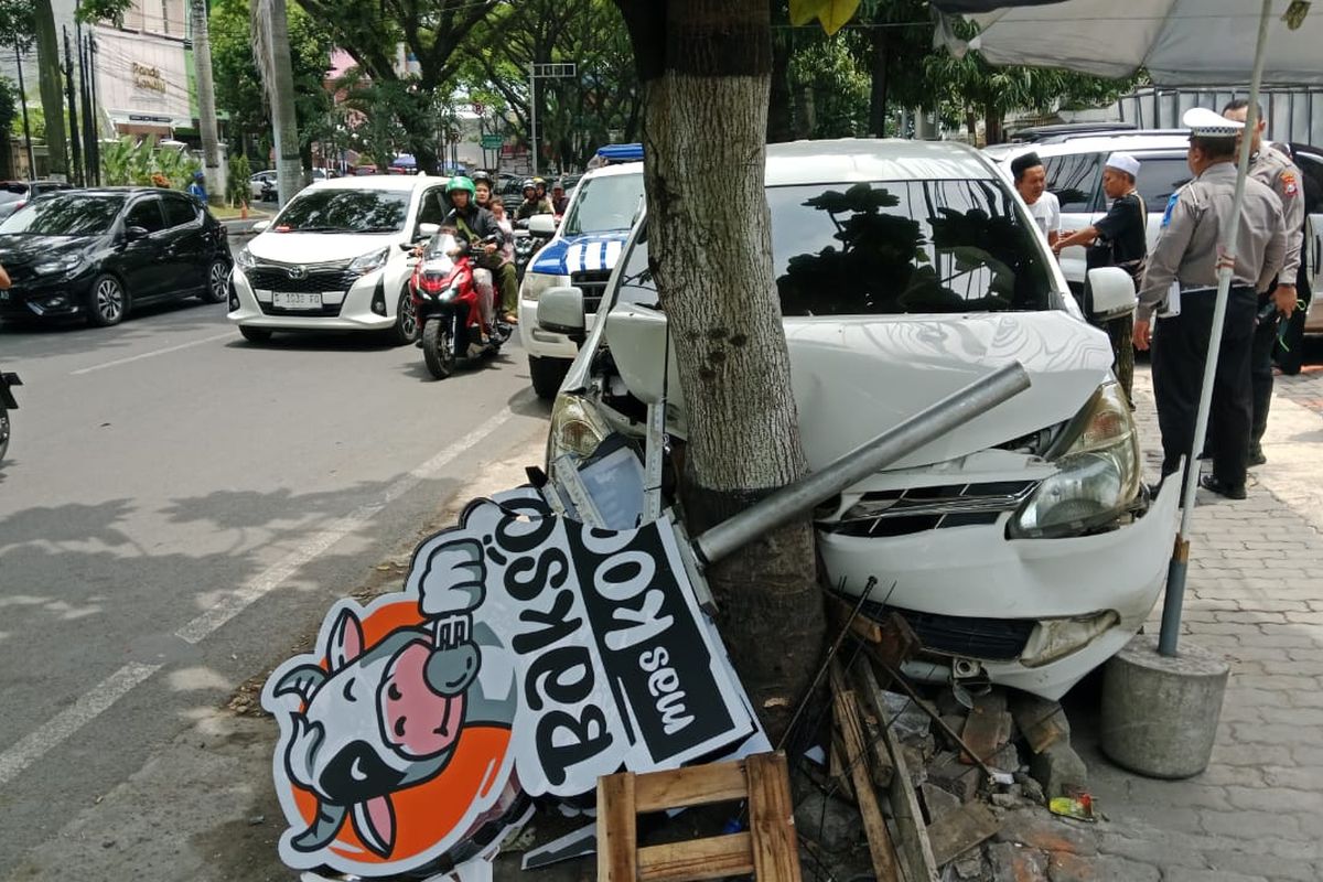 Xenia Pecah Ban di Malang, Seruduk Motor dan Gerobak Nasi Uduk