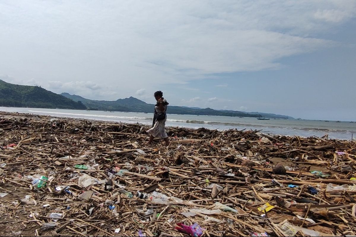 Tumpukan Sampah di Pantai Gemah Tulungagung, Kendala Penanganan dan Harapan