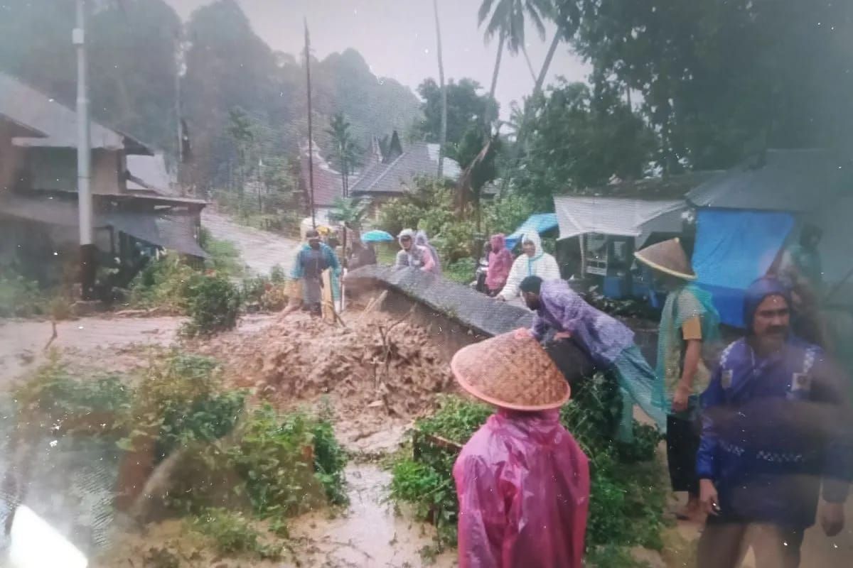 Banjir 70 Cm Rendam Jalan Nasional Padang–Pasaman Barat, Akses ...