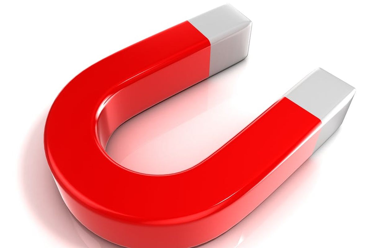 Partikel dalam Medan Magnet: Perbandingan Massa Dua Partikel Bergerak