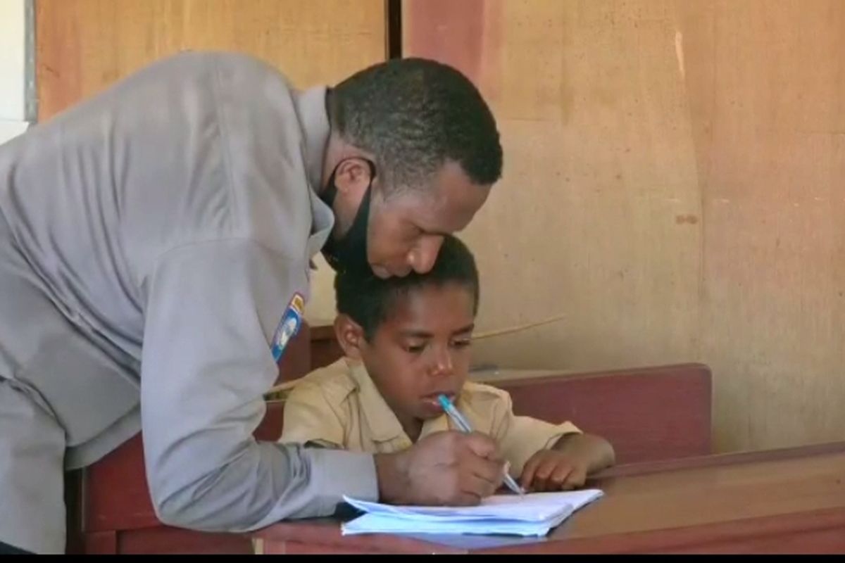 Kisah Bripka Septinus yang Mengajar di SD Inpres Papua Barat, Dikenal ...