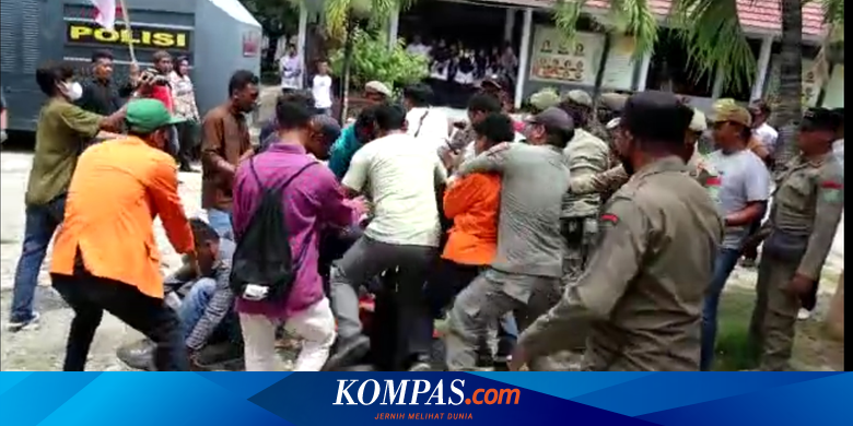 Mahasiswa Diduga Dikeroyok Saat Demo Di Dprd Bima Plt Kepala Satpol Pp Dia Jatuh Sendiri
