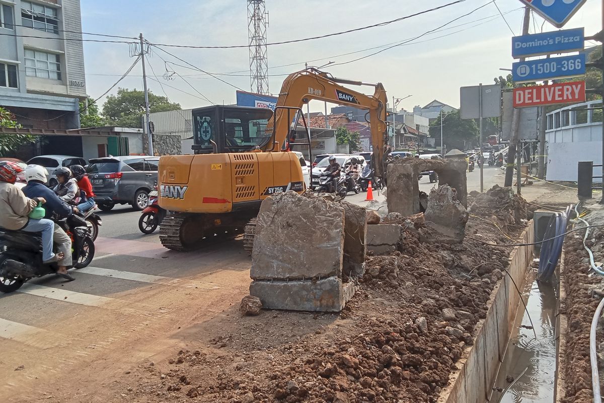 Dua Alat Berat Kerjakan Galian Drainase di Pos Pengumben Jakbar, Lalu ...