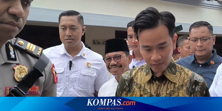 Gibran Bagikan Buku dan Alat Tulis Saat Tinjau Lokasi Banjir Ciledug