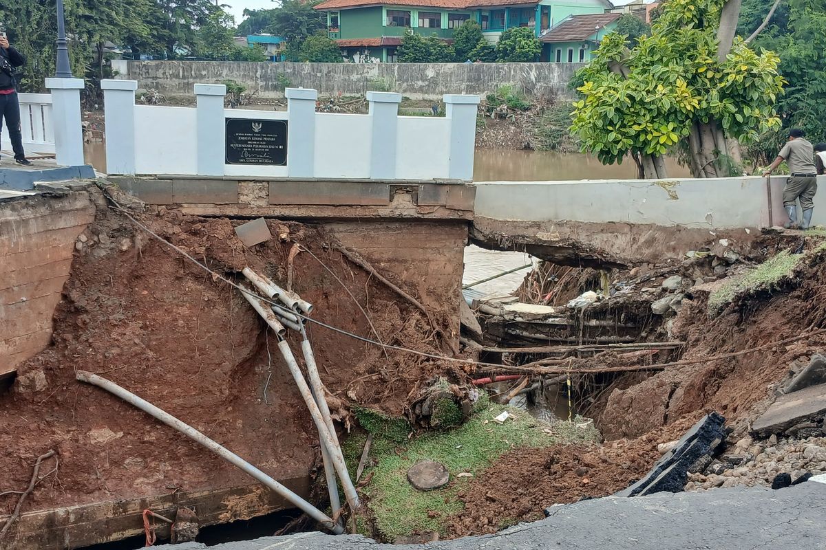 Jembatan Kemang Pratama Bekasi Ambrol, Satuan Zeni TNI AD Dikerahkan