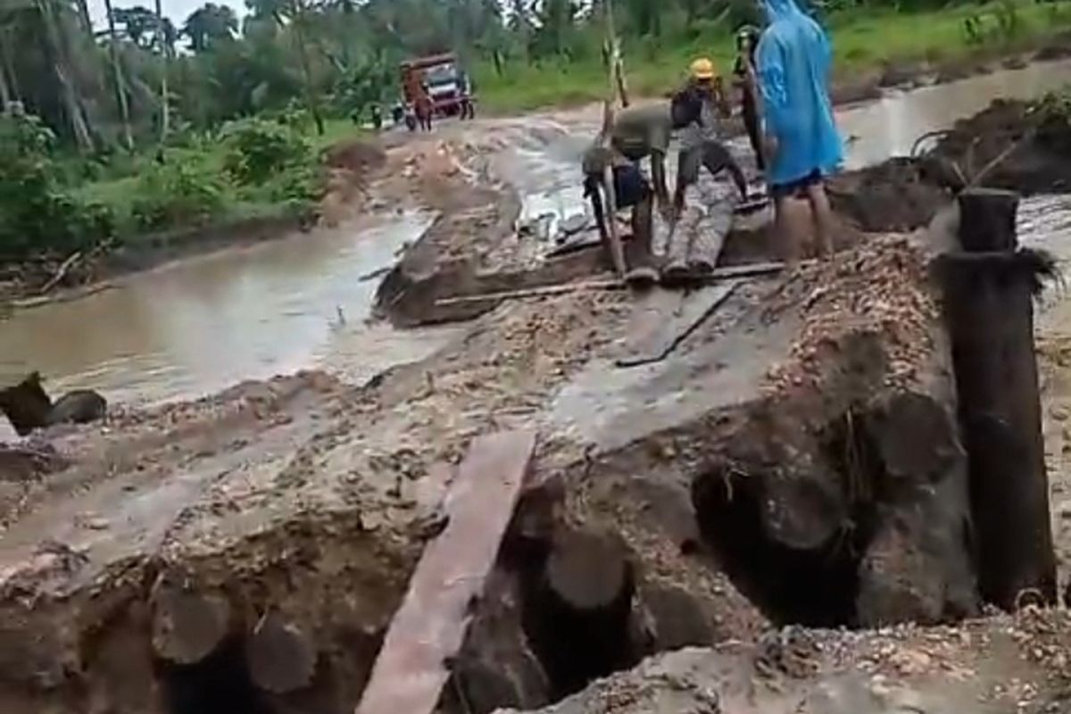 2 Jembatan di Halmahera Selatan Putus, Warga Harus Bayar Mahal untuk Naik Rakit