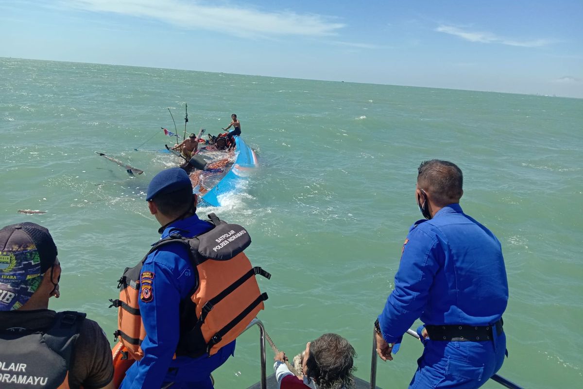 Perahu Terbalik Kena Gelombang Tinggi, 6 Nelayan Terapung di Tengah Laut