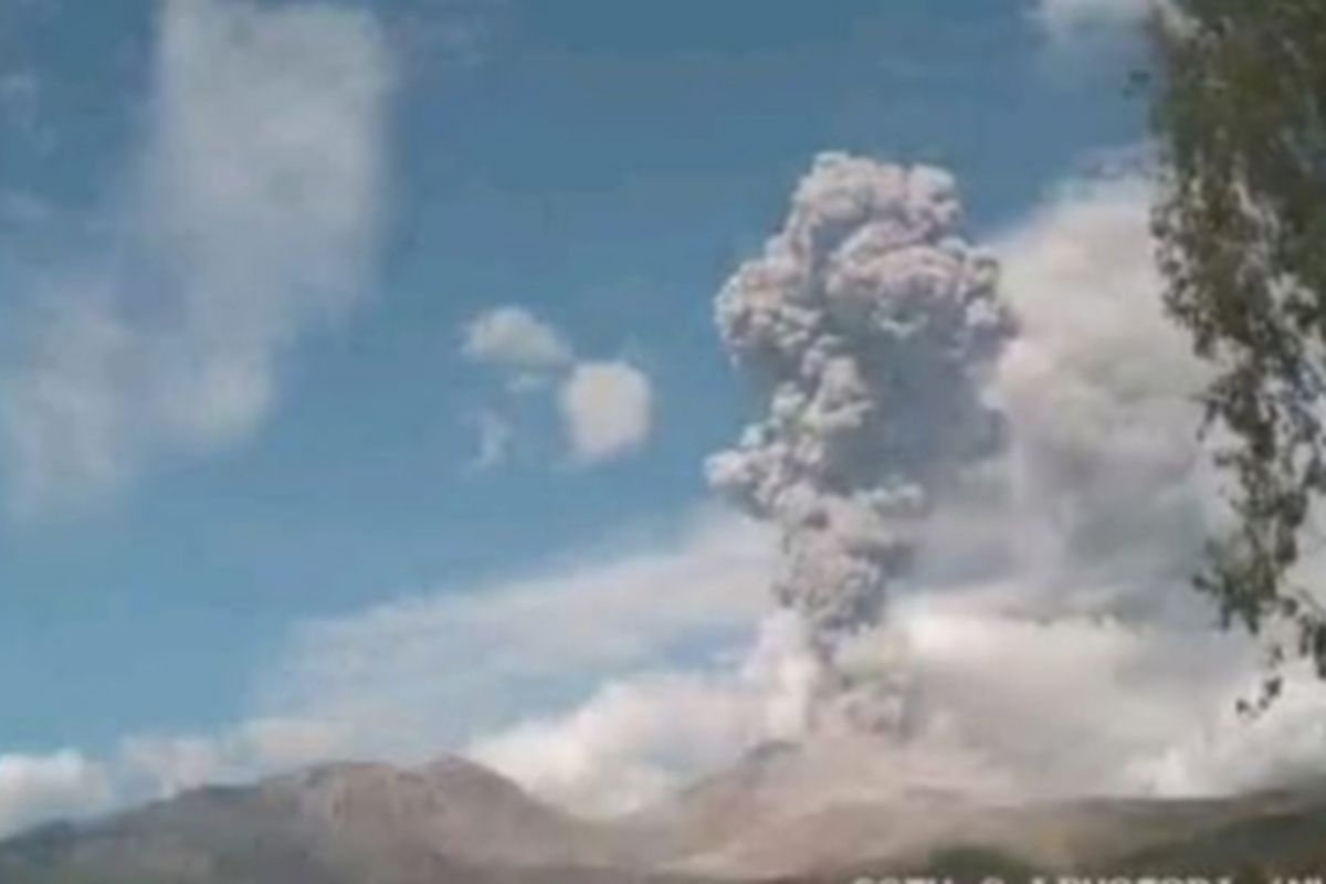 6 Penerbangan di Bandara Komodo Labuan Batal Imbas Erupsi Gunung Lewotobi