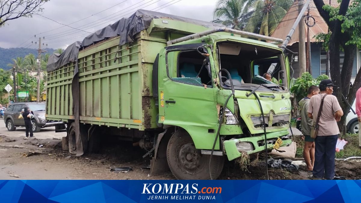 Detik-detik Truk Hantam 5 Kendaraan di Padang, Rush Ringsek, 4 Tewas