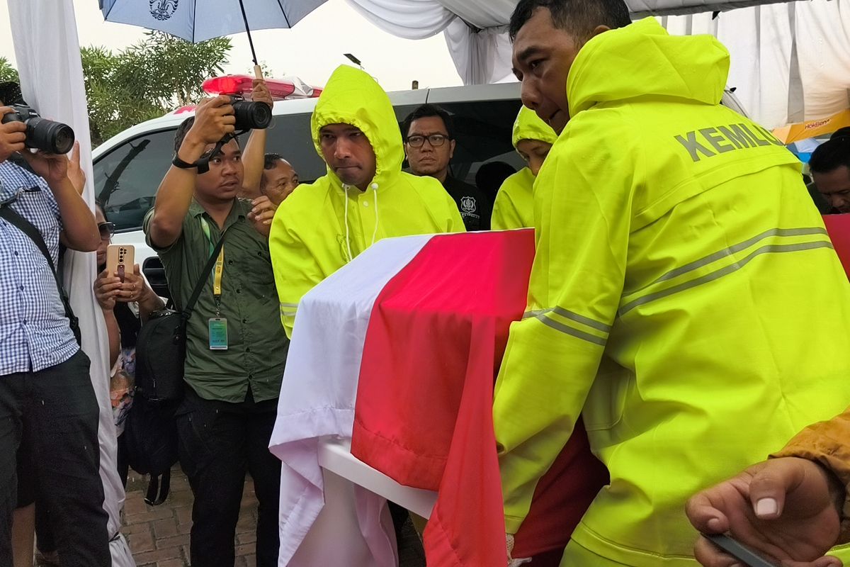 Tiba di TPU Sari Mulya, Jenazah Staf KBRI Zetro Leonardo Purba Langsung ...
