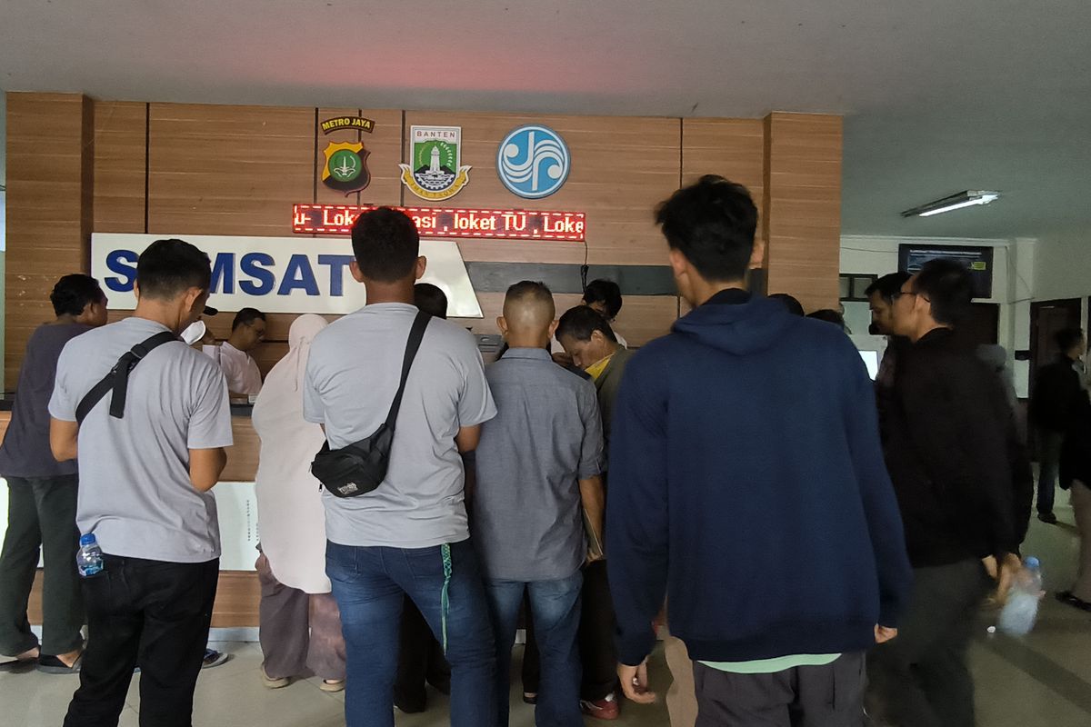 Hari Kedua Pemutihan Pajak, Samsat Ciledug Dipadati Warga