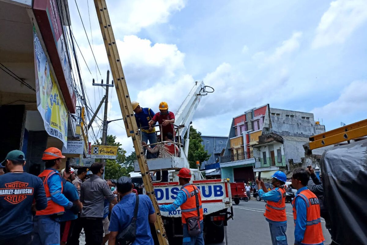 Senggol Kabel Bertegangan 20.000 Volt, Pekerja di Blitar Terjatuh dari Lantai 2