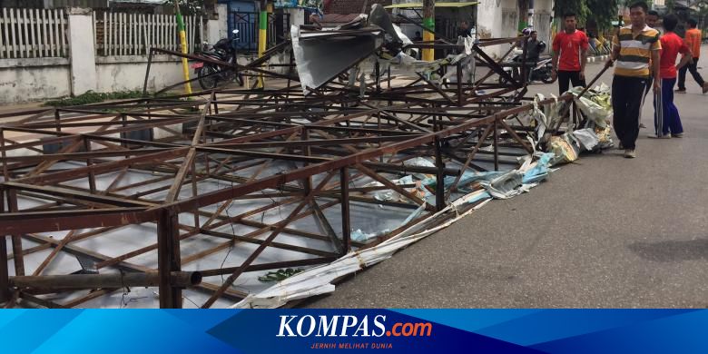 Bikin Resah Warga, Baliho Raksasa di Pamekasan Dirobohkan