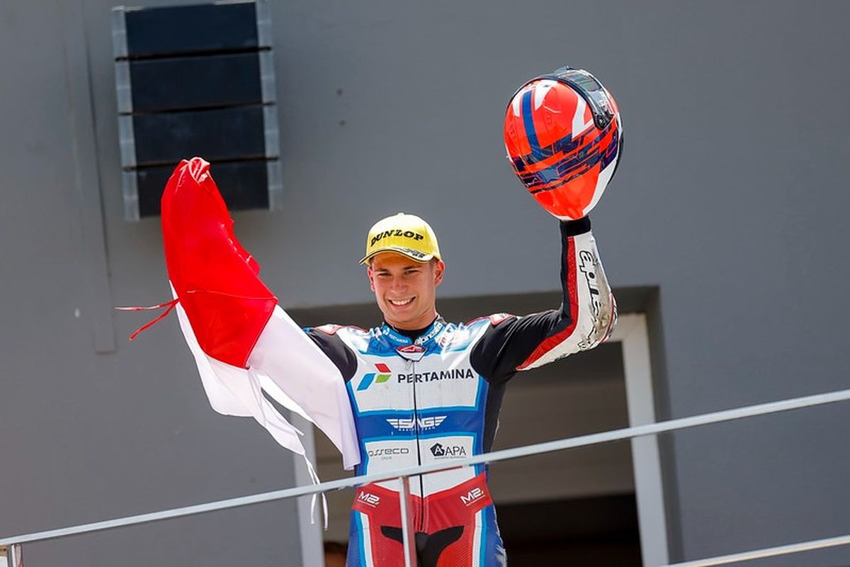 Merah-Putih Berkibar di Valencia, Rider Pertamina Mandalika Naik Podium