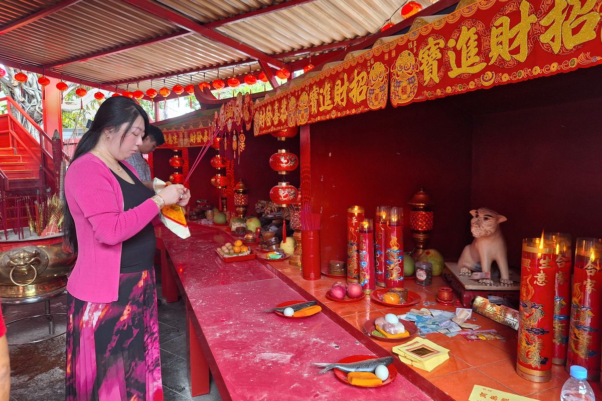 Tolak Bala, Warga Tionghoa Lempar Uang Saat Beribadah di Vihara Dharma ...