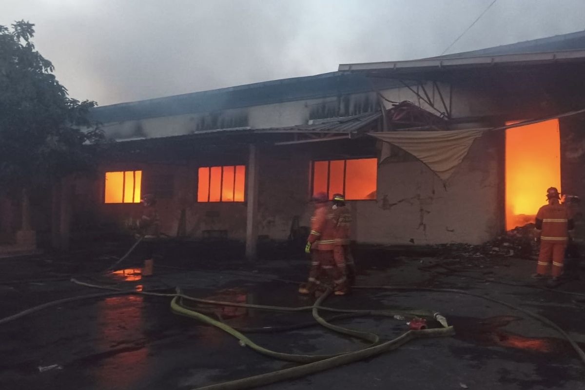 Warga Dengar Suara Ledakan Keras Saat Gudang Rokok di Malang Terbakar