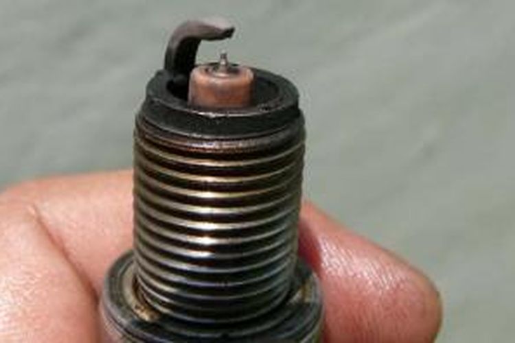 Cek Kesehatan Mesin dari Warna Busi