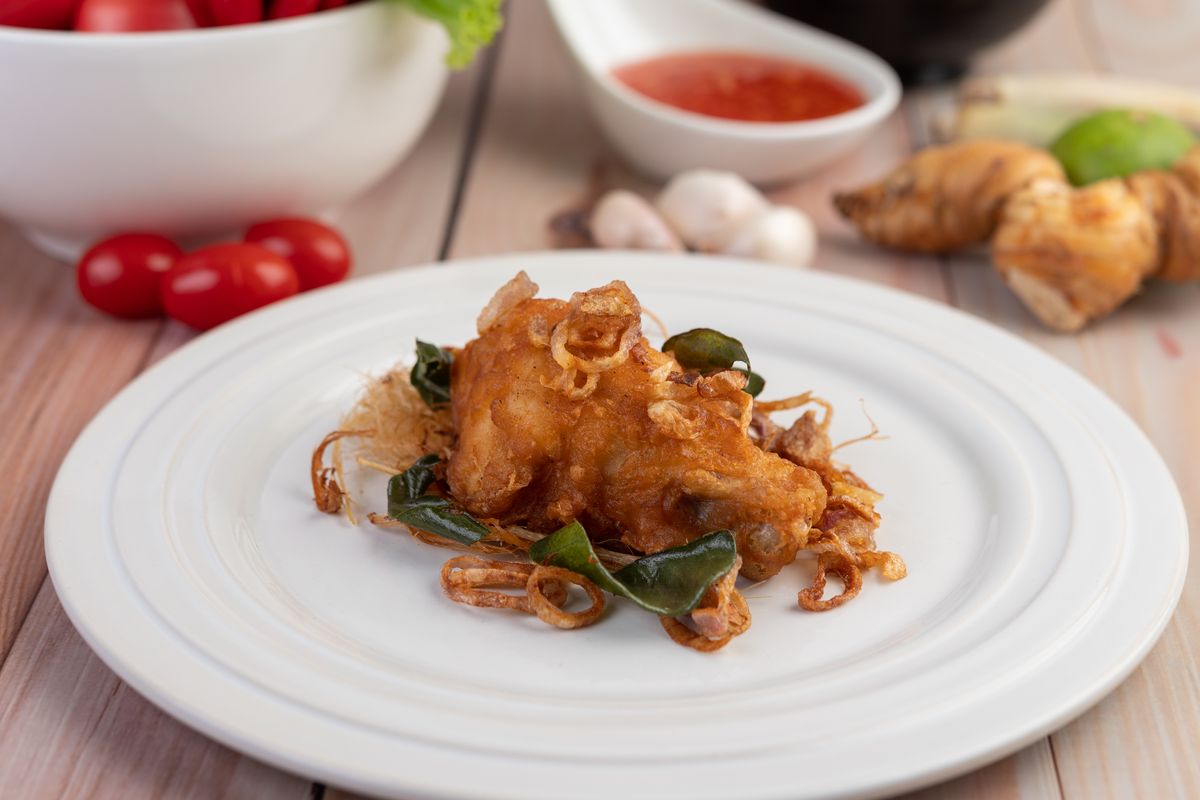 Resep Ayam Goreng Bawang Putih Gurih dan Harum, Bumbu Meresap hingga ke ...