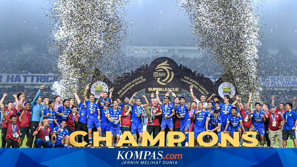 BERITA FOTO Persib Hattrick Juara, Angkat Piala di GBLA