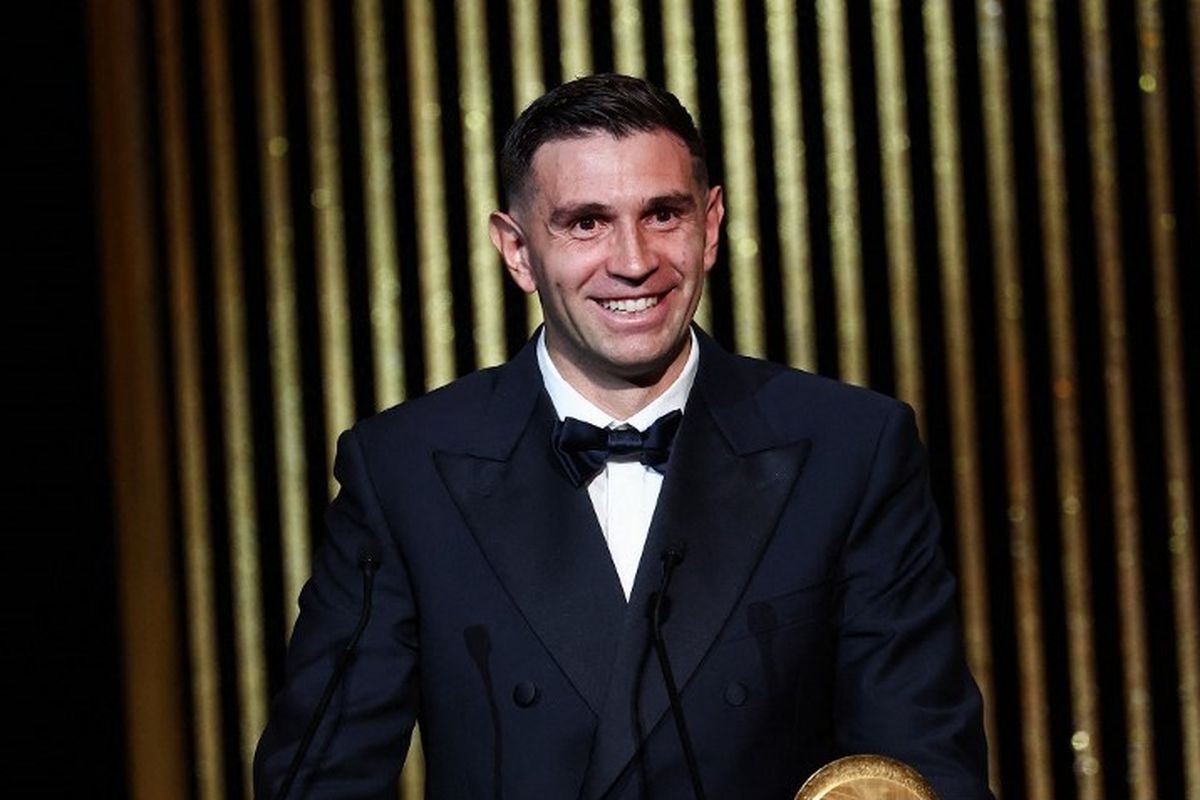 Emiliano Martinez Raih Kiper Terbaik Dunia Yashin Trophy 2024