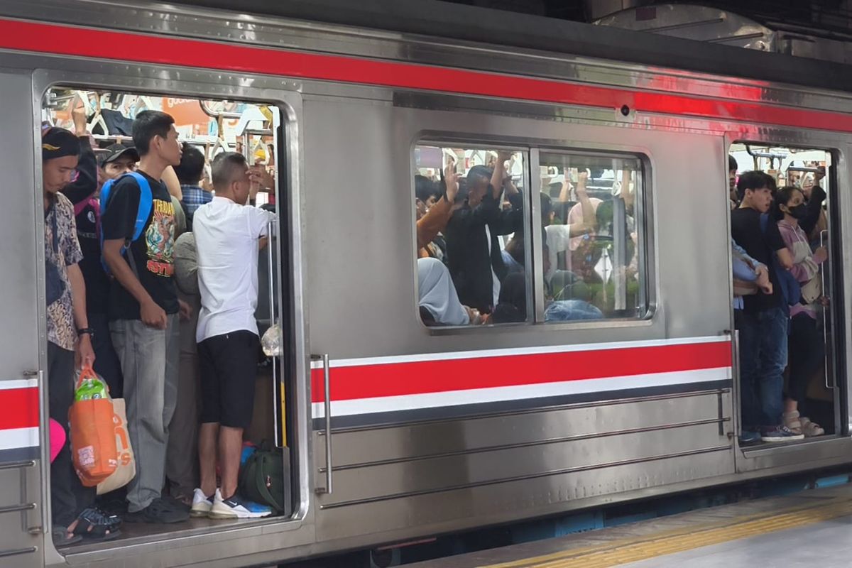 Bukan Pekerja, KRL Green Line Dipadati Penumpang Liburan Lebaran