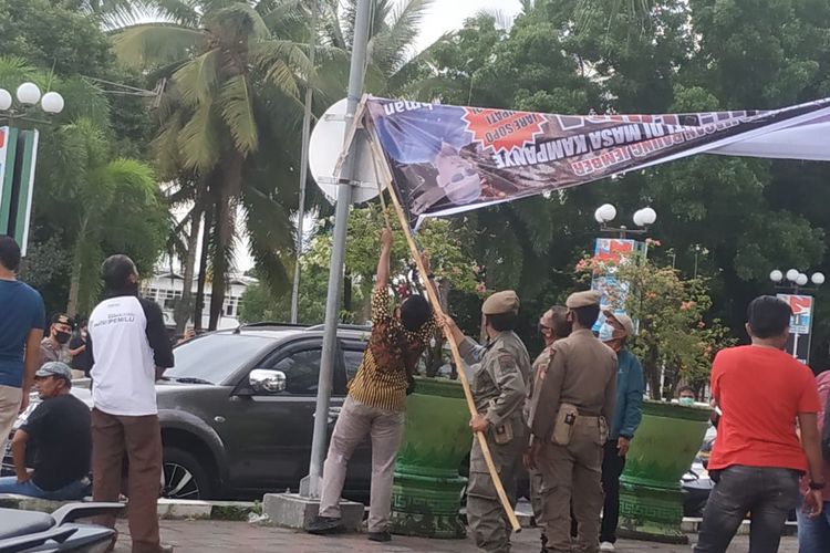 Foto : Massa Pendukung Paslon Petahana Protes Baliho Faida Diturunkan ... Foto : Massa Pendukung Paslon Petahana Protes Baliho Faida Diturunkan ...