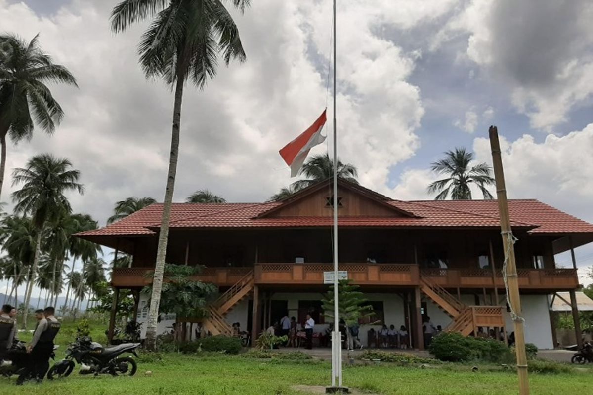 Warga Berjejer di Pinggir Jalan Tunggu Rekonstruksi Kasus Guru SMK ...