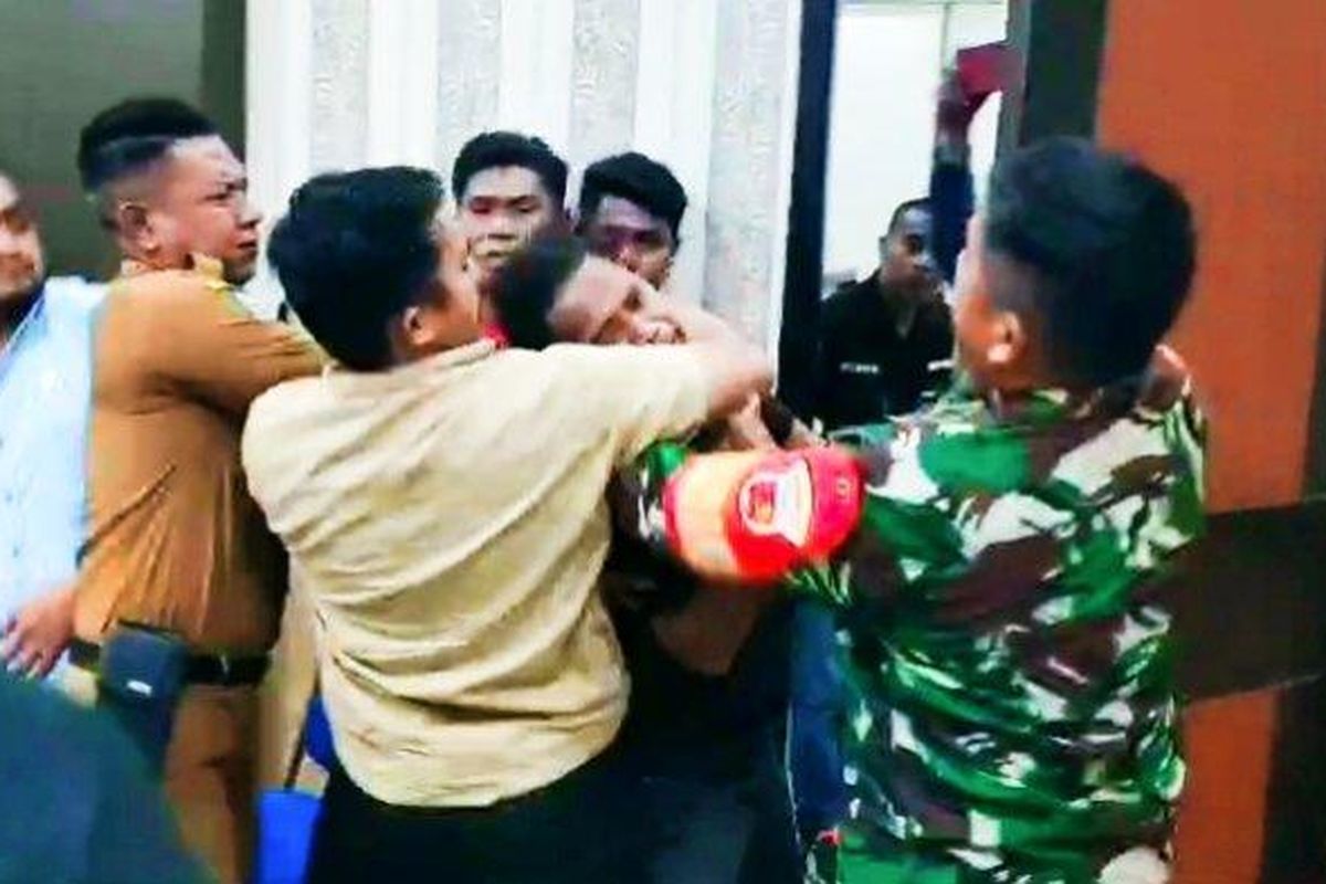 Ajudan Bupati Halmahera Barat Diduga Pukul Warga yang Akan Sampaikan ...