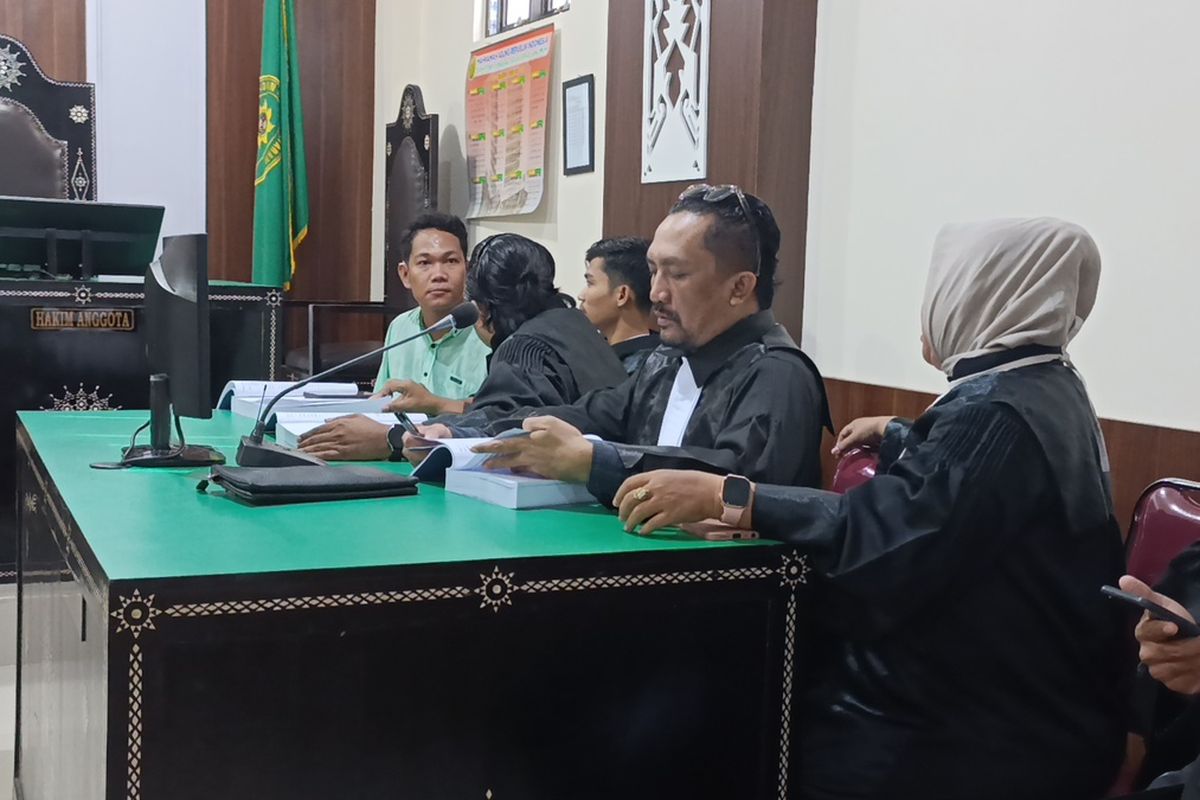 Dengar Pembacaan Pledoi, Agus Difabel Terlihat Emosional, Menangis ...