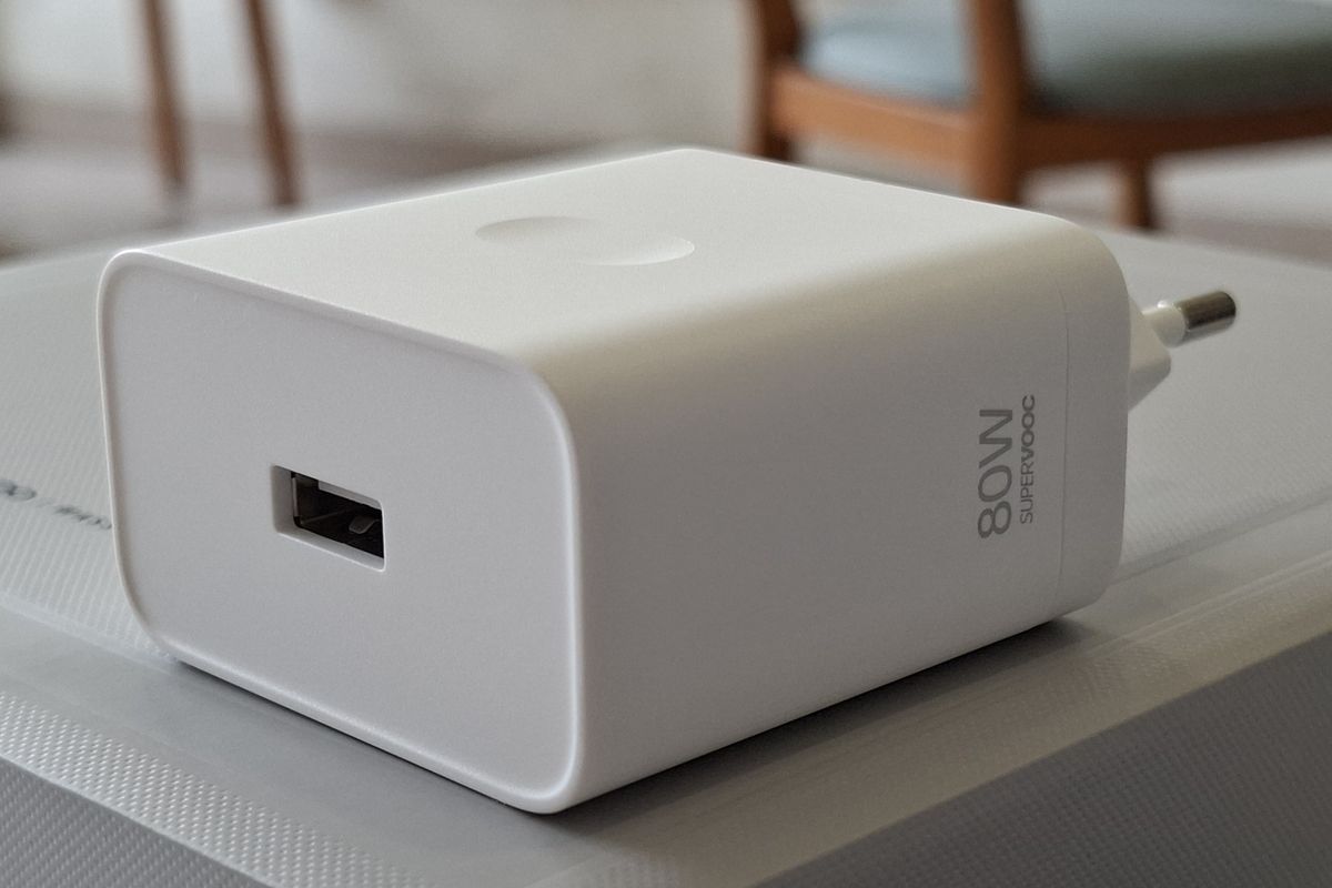 Tak Cabut Charger dari Colokan Listrik, Ini Risikonya