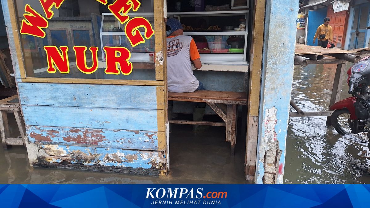 Pedagang Muara Angke Mengeluh Sepi Pembeli akibat Banjir Rob
