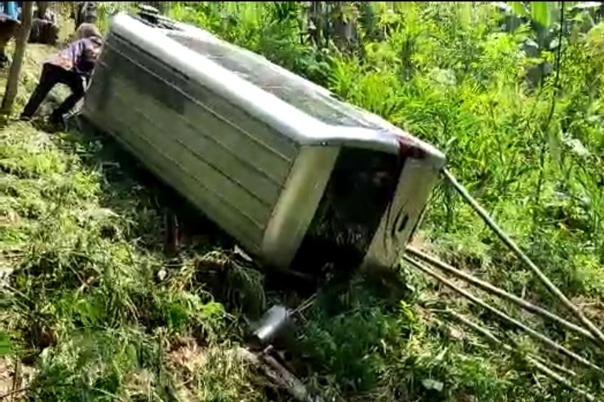 Melaju Tanpa Sopir, Mikrobus Berisi Puluhan Wisatawan Masuk Jurang di Bandung Barat