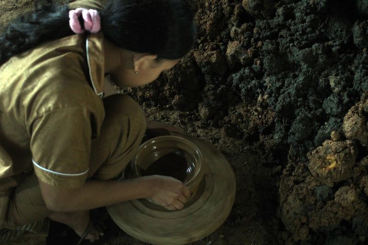 Kisah Rani Anjani, Perajin Cobek Tradisional Cianjur, Mempertahankan ...