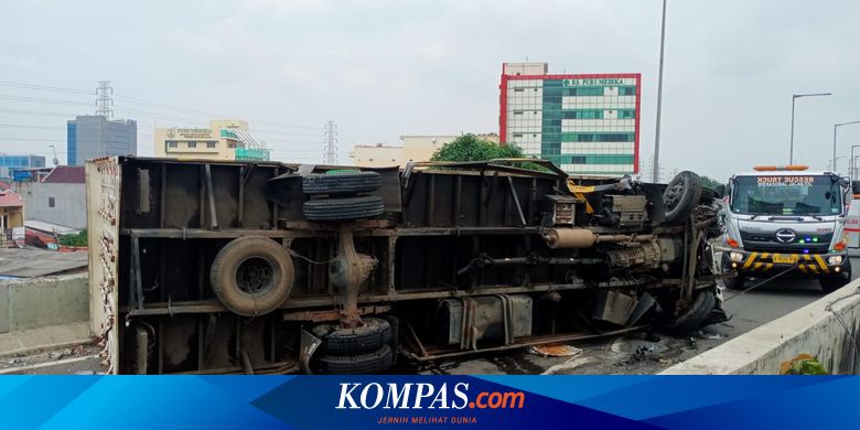 Sopir Mengantuk, Truk Tabrak Beton Pembatas dan Terguling di Tol Tanjung Priok