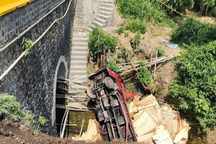 Tak Kuat Menanjak, Truk Pengangkut Kayu Terperosok ke Sungai di Wonosobo