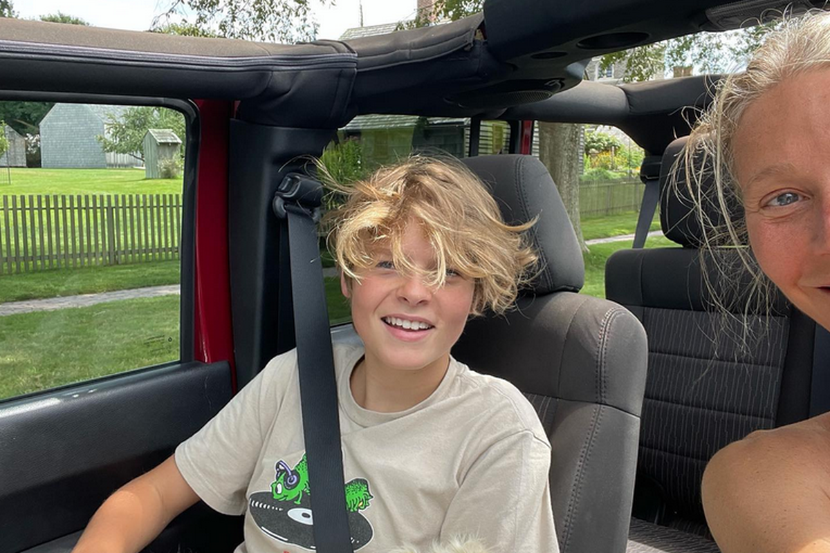 Moses Martin, Putra Chris Martin yang Jadi Backing Vocal Lagu Jin BTS ...