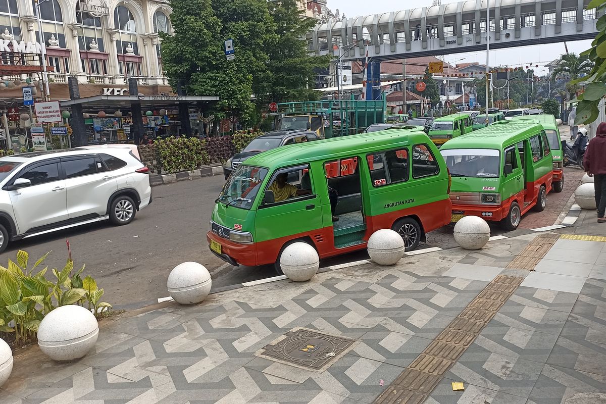 Warga Muak Angkot Masih Ngetem Sembarangan di Alun-Alun Kota Bogor ...