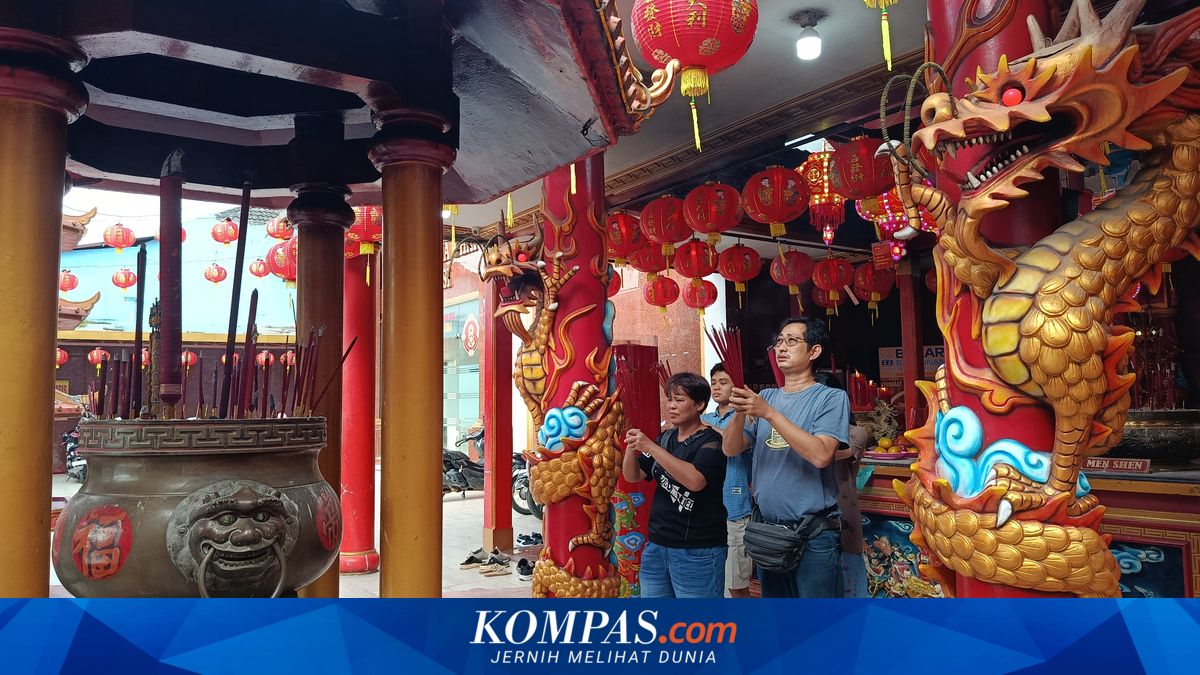 Di Bawah Lampion Kelenteng Hok Lay Kiong Bekasi, Haryanto Sambut Imlek 2026