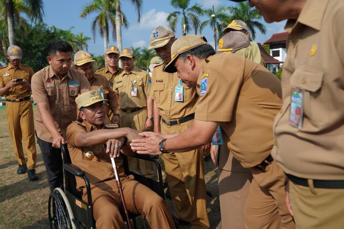 Pakai Kursi Roda, Suganda Ajak Pegawai Terima Pj Gubernur Babel yang Baru