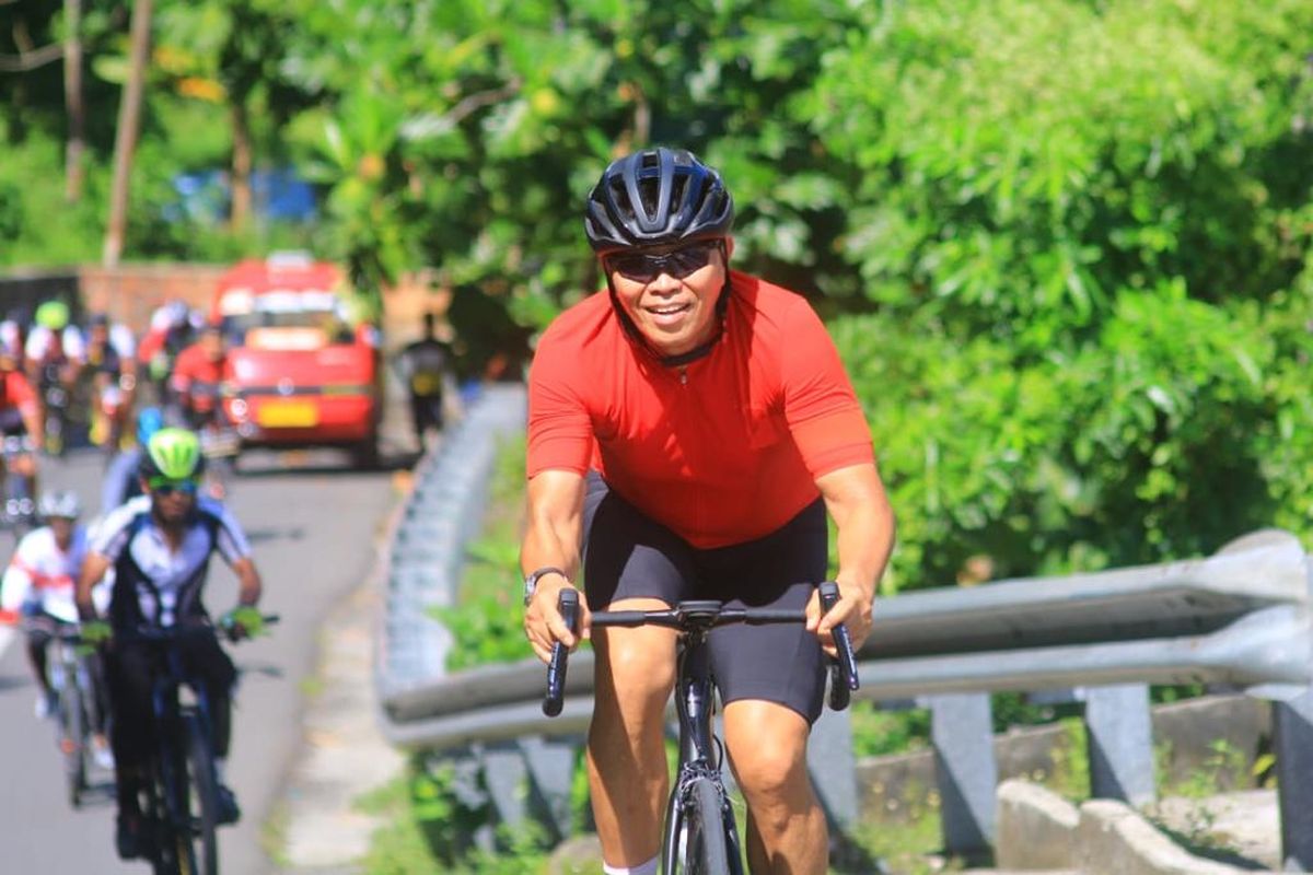 Tekad Jenderal Purnawirawan Polri Royke Lumowa Gowes ke Paris ...