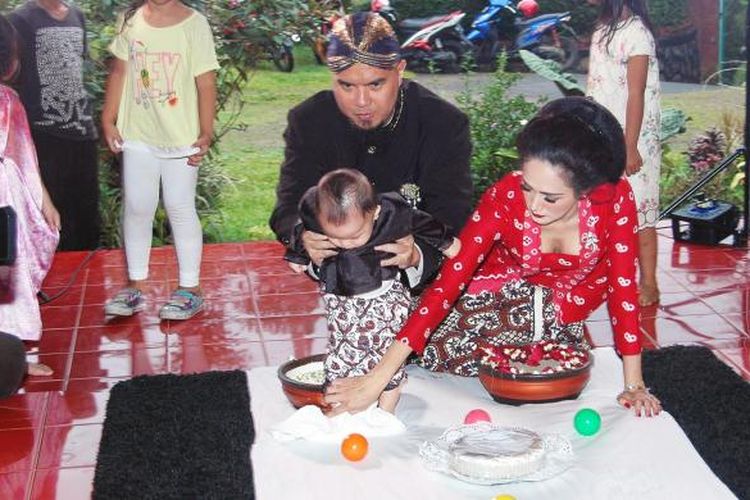Mengenal Tradisi Tedak Siten, Upacara Adat Jawa Putri Aurel dan Atta