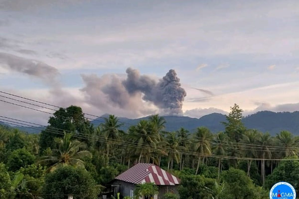 Gunung Dukono Meletus, Kolom Abu Setinggi 1.000 Meter ke Arah Tenggara