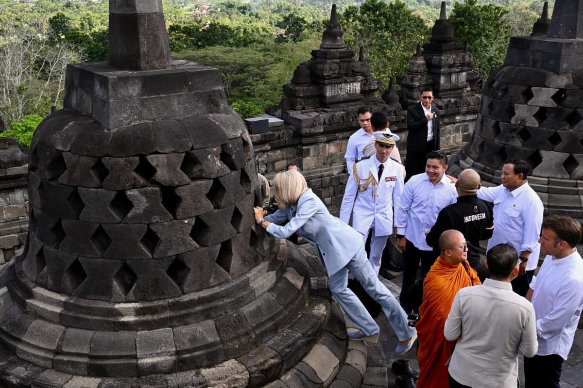 Tak Boleh Sembarangan, Naik ke Candi Borobudur Harus Pakai Upanat