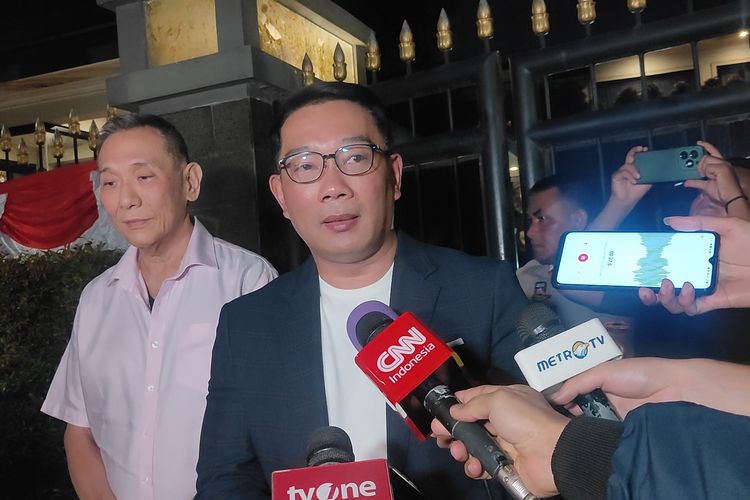 Foto : Ridwan Kamil Bantah Ada Pihak Eksternal Paksa Airlangga Mundur ... Foto : Ridwan Kamil Bantah Ada Pihak Eksternal Paksa Airlangga Mundur ...