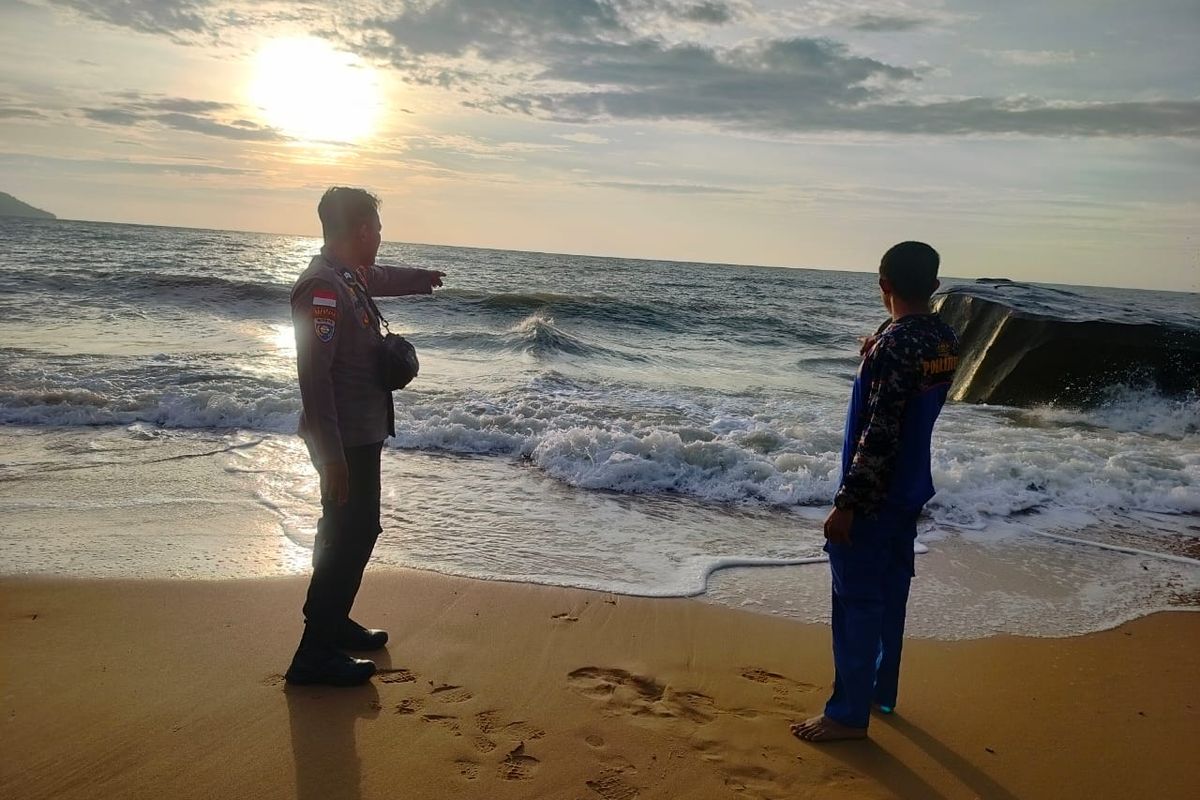 Mandi di Pantai Bengkayang Kalbar, Seorang Pria Terseret Ombak dan ...