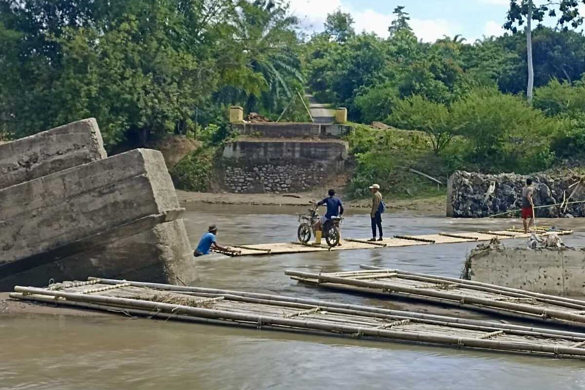 Efisiensi Anggaran Pusat Tunda Pembangunan, Warga Bengkulu Bertaruh Nyawa di Sungai dan Jalan Rusak